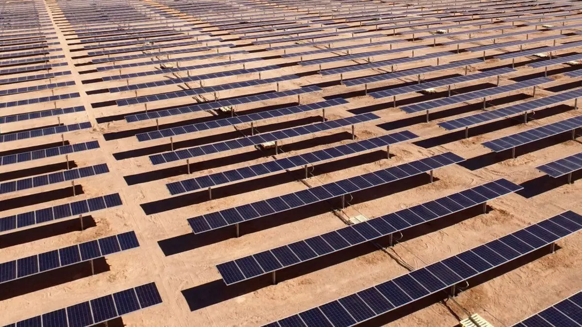 Bydd gorsaf bŵer solar fwyaf y byd yn ymddangos yn Saudi Arabia