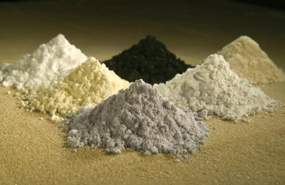 일본에서 발견 된 1,600 만 톤의 희토류 금속을 예금합니다.