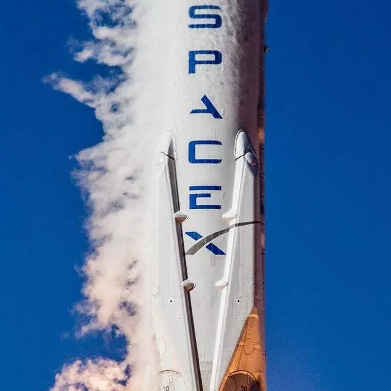 Spacex dia nahemotra ny sidina mpizahatany voalohany mankany amin'ny volana