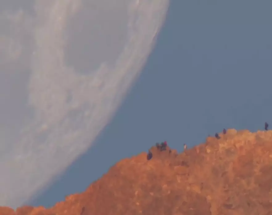 Mensen op de achtergrond van een enorme maan: hoe zijn deze frames gemaakt?