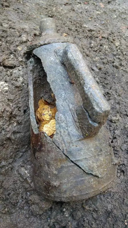 Italian antzinako erromatar antzokiko lekuan altxor bat aurkitu zuten: ehunka urrezko txanponak
