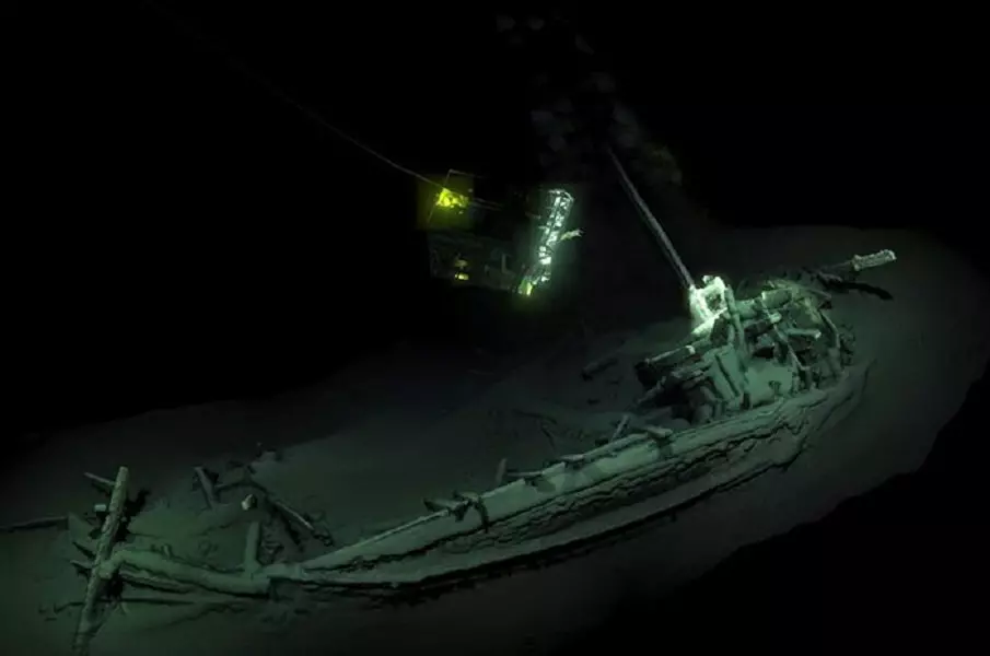 No Mar Negro encontrou o navio de afogamento antigo e intacto