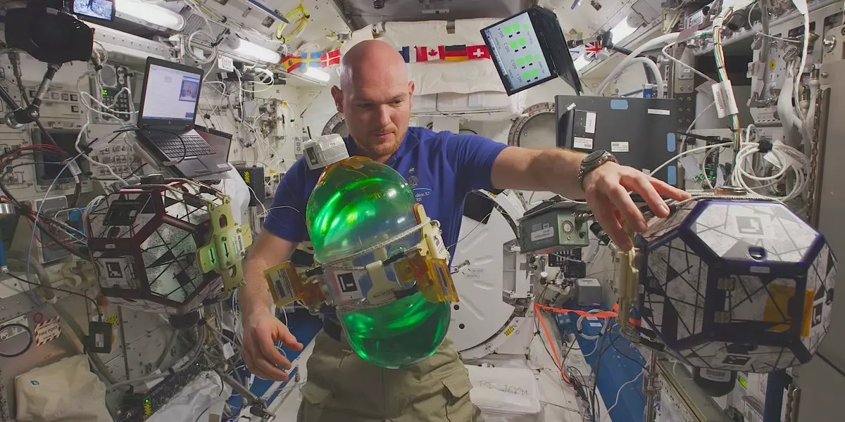 La unua 8K-vidbendo de spaco: Kiel ili laboras kaj vivas en la ISS