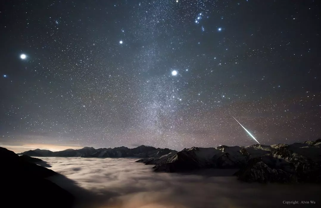 120 meteors in aghaidh na huaire agus imeachtaí réalteolaíocha eile de mhí na Nollag