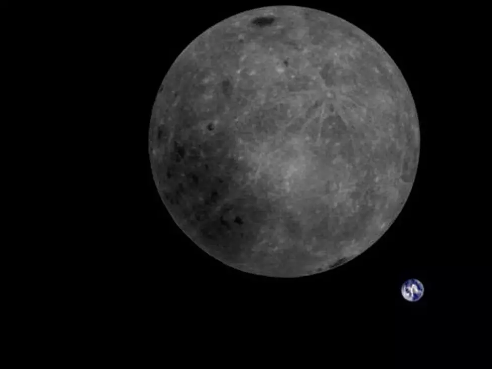 Donkere kant van de maan op de achtergrond van de aarde: een unieke foto