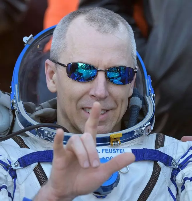 Kiel sentas la astronaŭton, kiu revenis al la Tero post ses monatoj en la ISS: Video