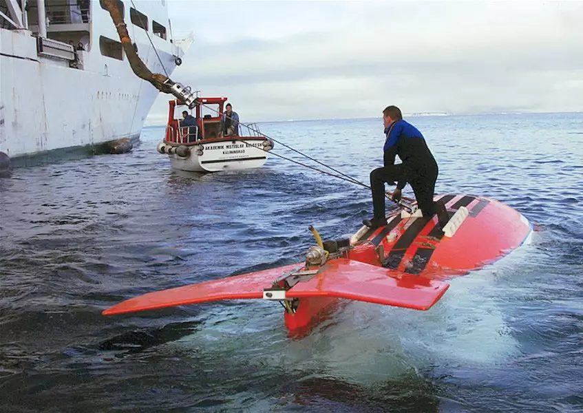 બરફ હેઠળ "વિશ્વ": આર્ક્ટિક મહાસાગરના તળિયે ડાઇવિંગના દિવસથી 10 વર્ષ