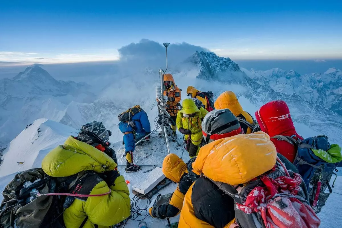 Y Gorsaf Feteorolegol gyntaf Ar uchder o 8430 metr: cofnod newydd o Everest
