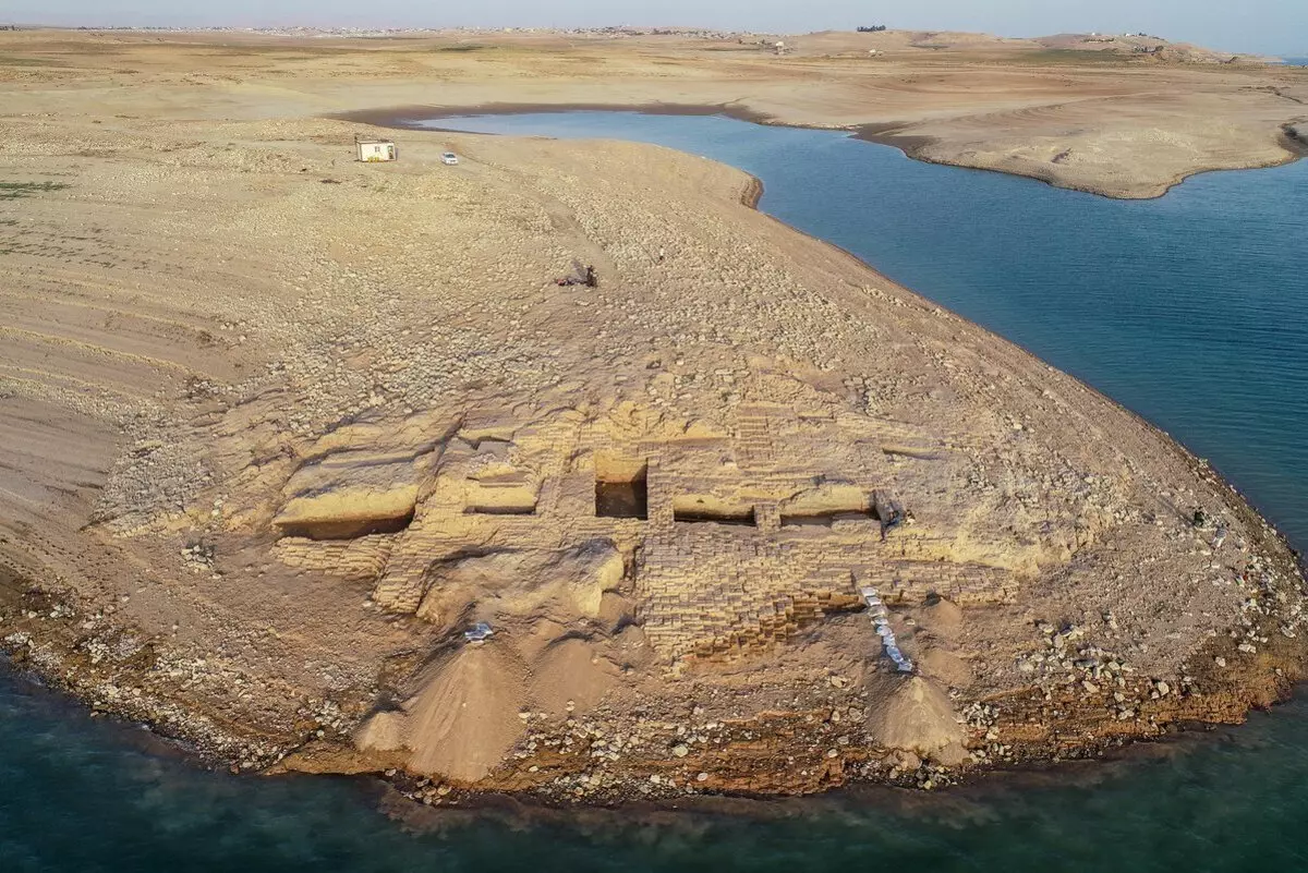 Di bahagian bawah takungan dalam Iraq, kubu berusia 3500 tahun itu tersembunyi