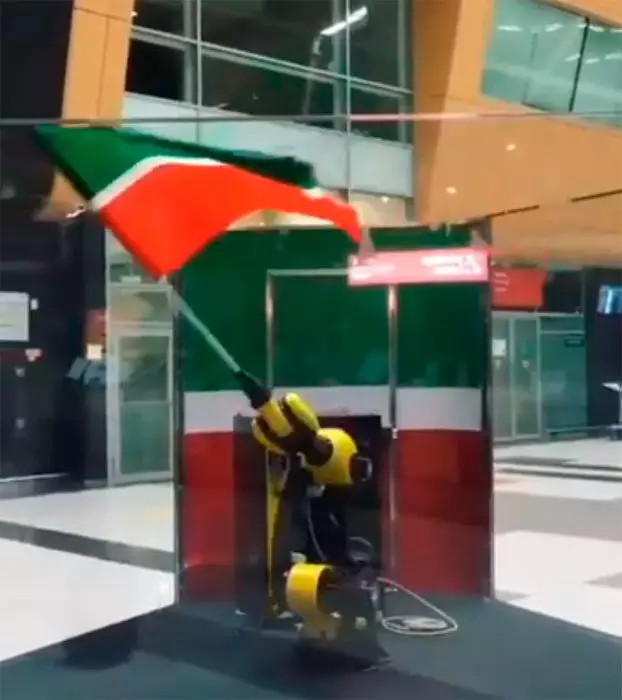 Robot maše zastavom: video iz zračne luke Kazanj