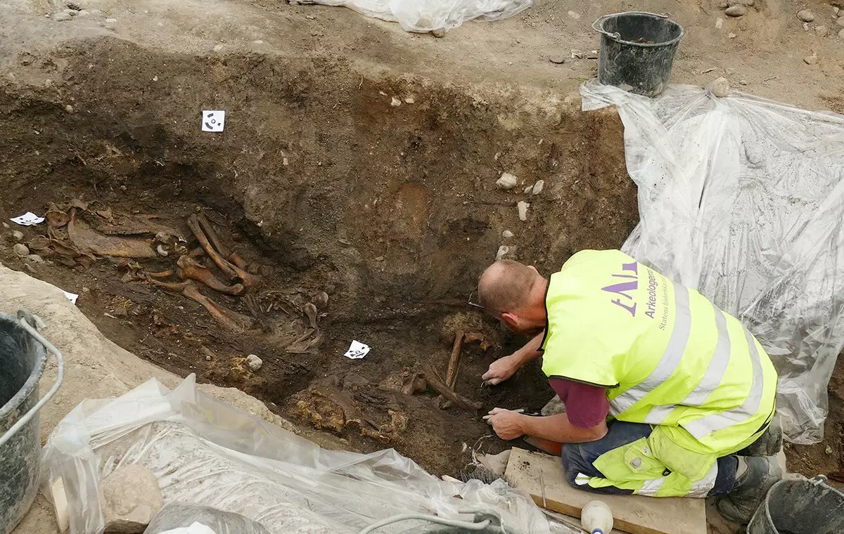 Osteologist-Ola-Magnell-is-escavação-a-cavalo-esqueleto.jpg