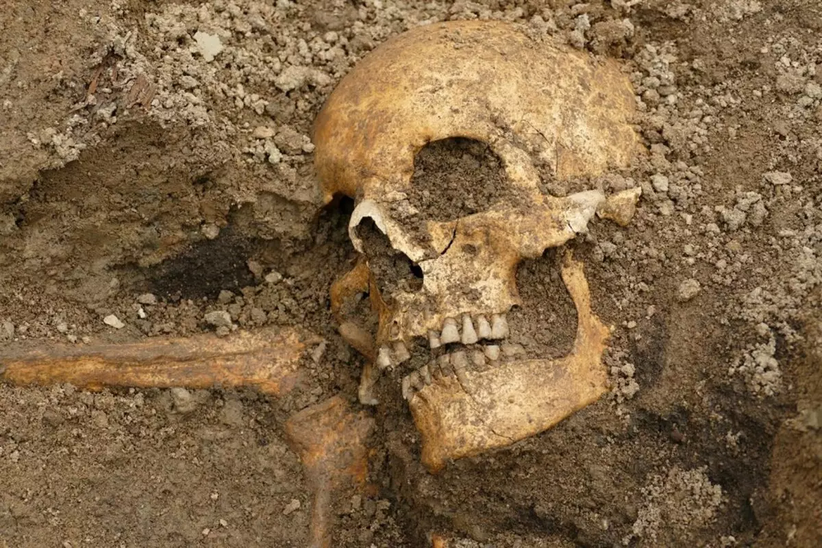 השרידים של איש-איש-היה-גילו-אחד-של--the-burials-1024x683.jpg