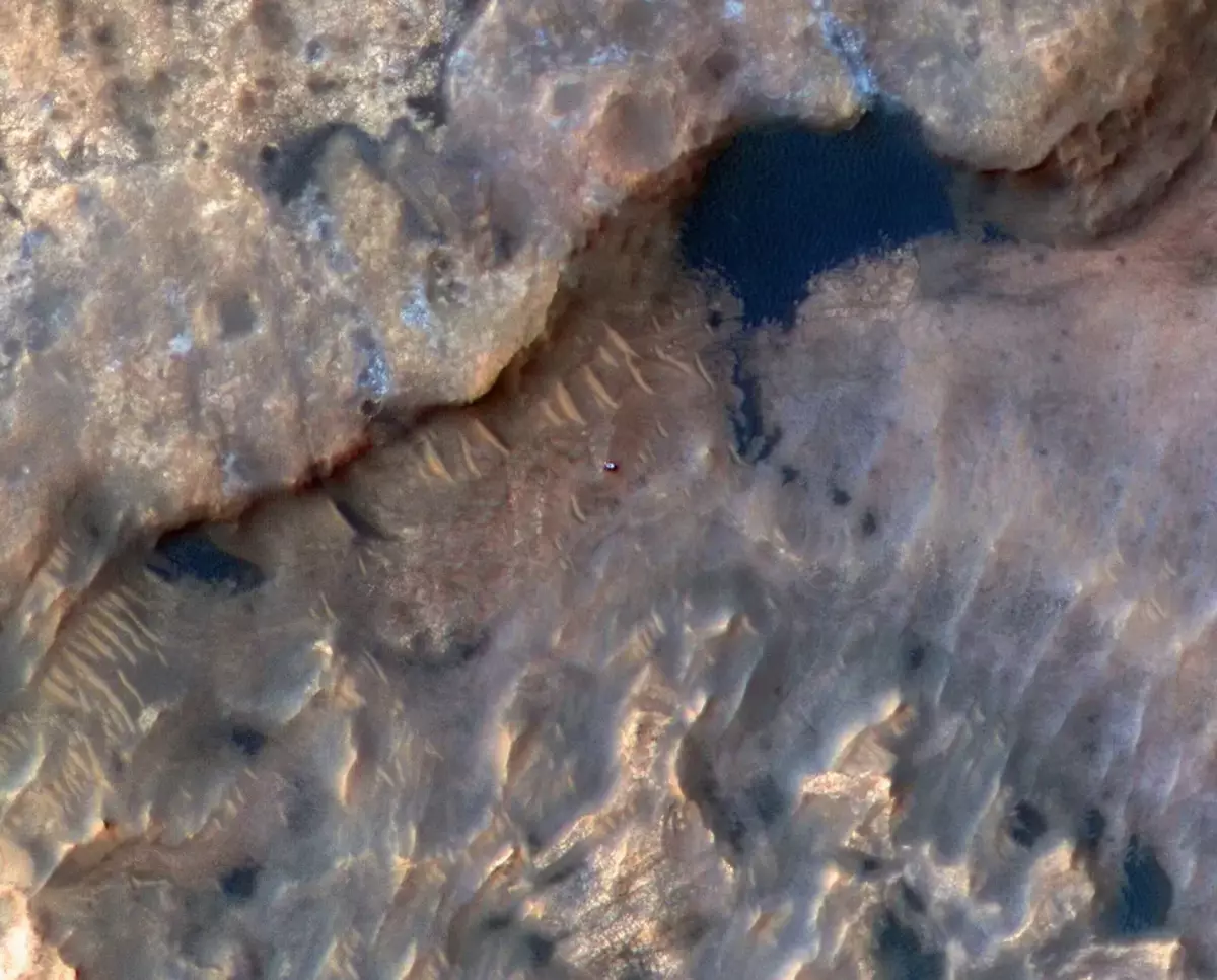 Foto fir opmierksam: Kënnt Dir Virwëtz op der Uewerfläch vum Mars fannen?