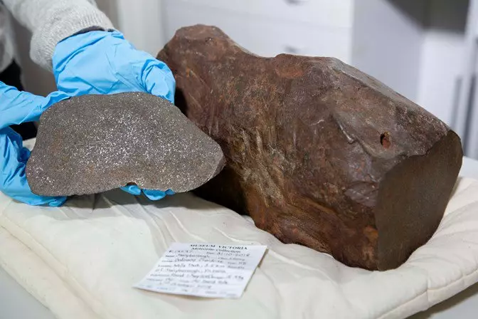 Männlech huet de Meteorite doheem fir e puer Joer gehalen, falsch gemaach, fir de Gold Nugget ze huelen