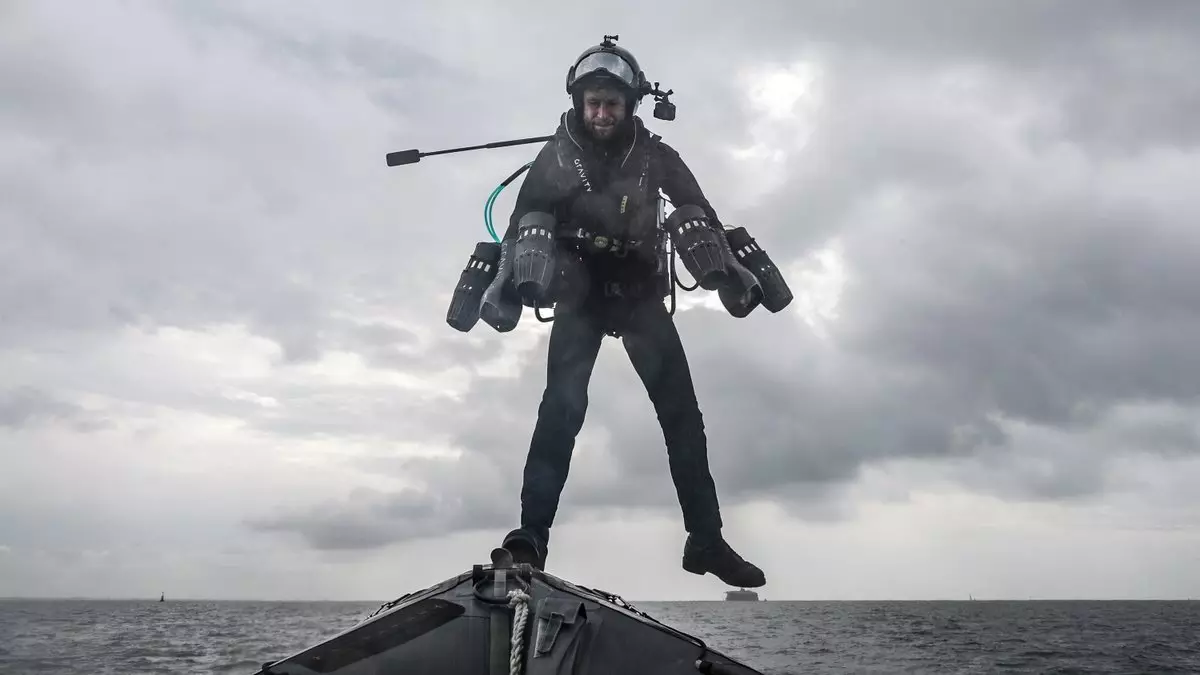 "Rocket Man" overhaler den britiske flådebåd: Video