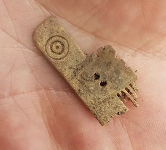 2 Skaill-nork-bone-hřeben-fragment-od jinde-on-the-site-credit-UHI-archeologie-institut.jpg