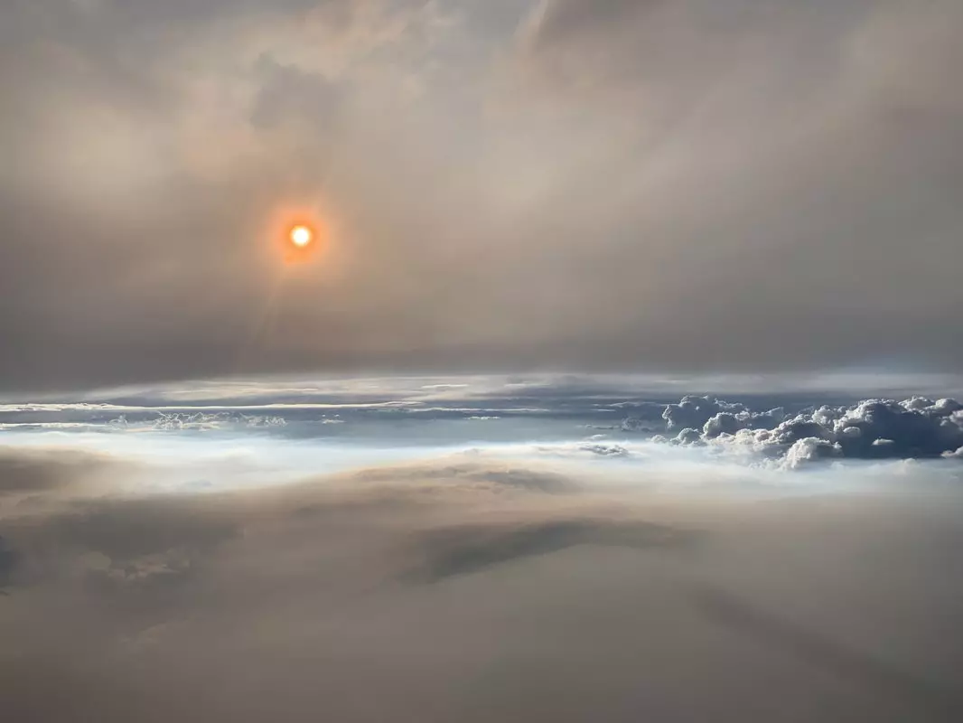 Čo vyzerajú mraky ako lesný oheň: pohľad zhora