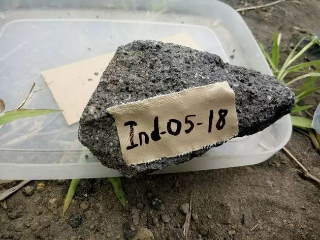 Ng - Indonesia - Một mẫu dung nham núi lửa, bay trên bề mặt .... JPG