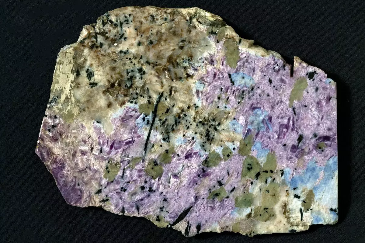 Nan Larisi, yon mineral inik se louvri - fluorosclltonitis