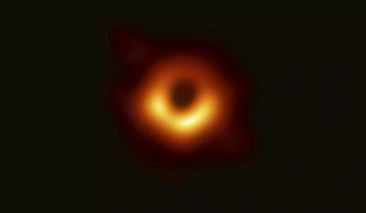 Авторите на първия изстрел на черна дупка, получили "Научен Оскар" и 3 милиона долара