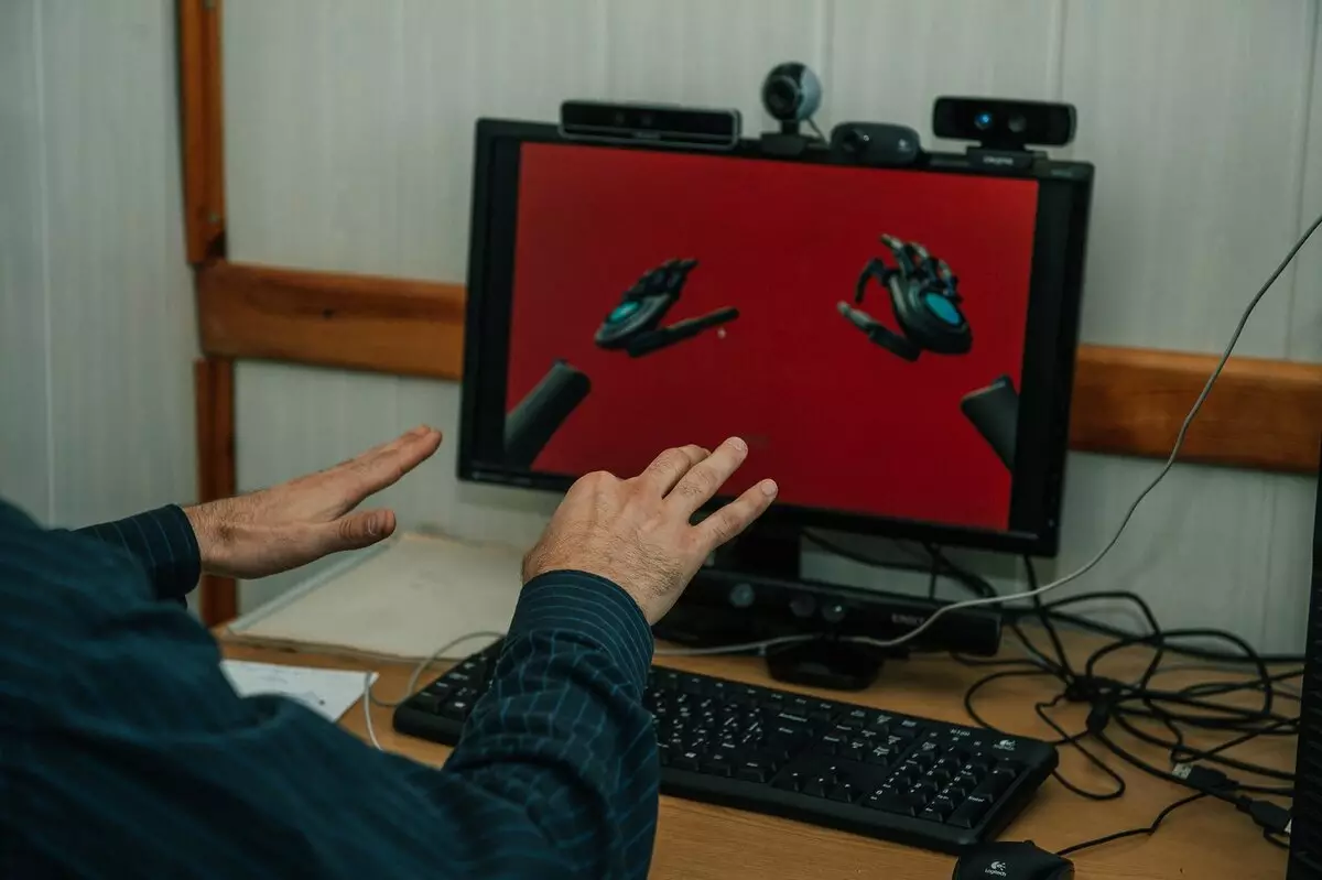 Programmer tuli dari Novosibirsk mengajarkan komputer untuk memahami bahasa gerakan