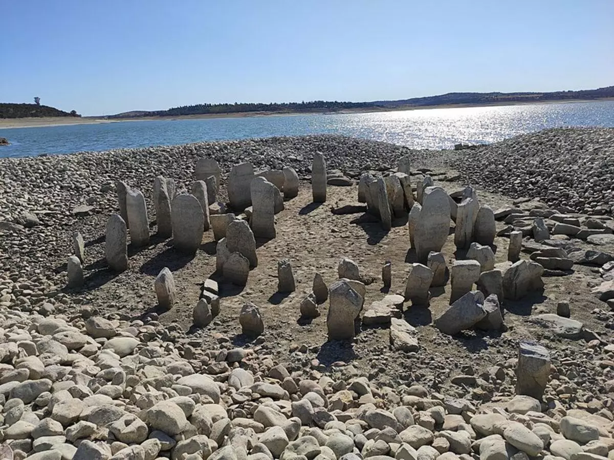 Droefressed Exposed "Spaanske stonehenge", hokker desennia wiene ûnder wetter