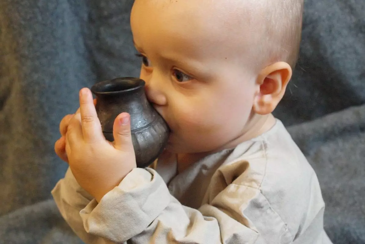 Qu'ont ressemblé aux enfants d'une bouteille de bébé à l'ère du néolithique: des découvertes d'archéologues