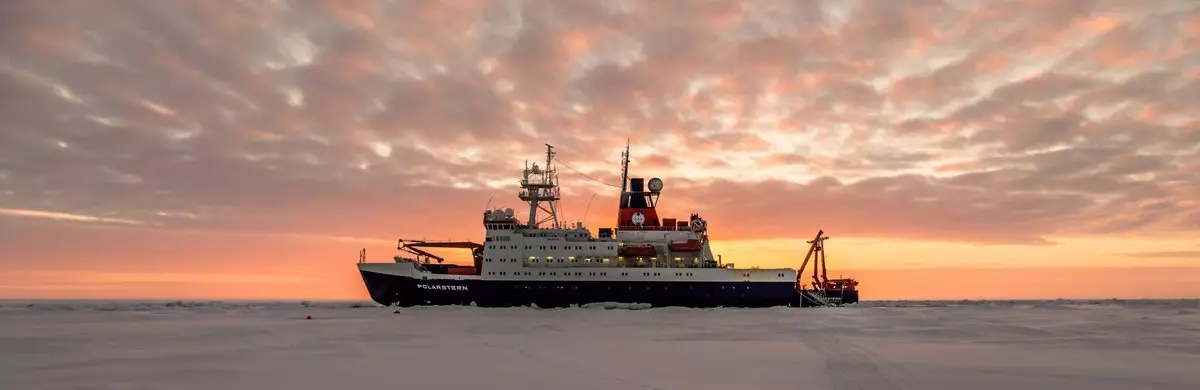 Hoe het schip op Arctic Ice te parkeren