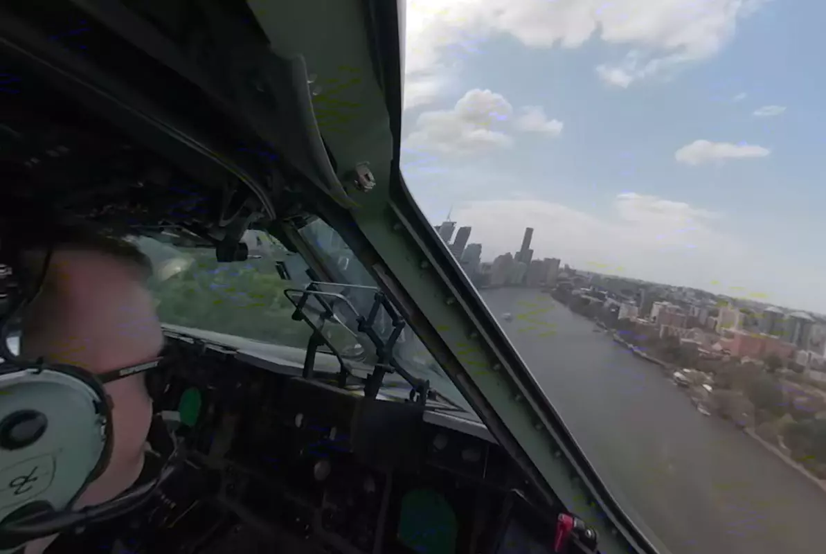 Vận chuyển Boeing C-17 Ruồi giữa các tòa nhà chọc trời: 360-video