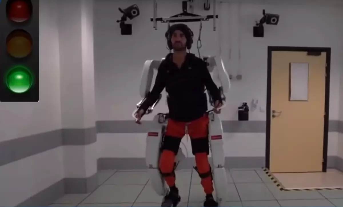 Екзоскелет повернув здатність ходити паралізованому людині: відео