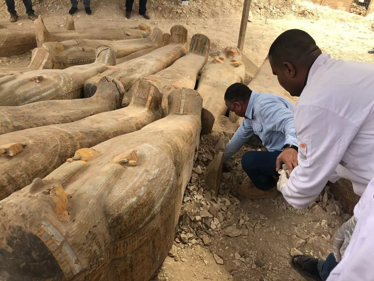20 beaflosst sarcophagues: eng Stot fannen an Egypten