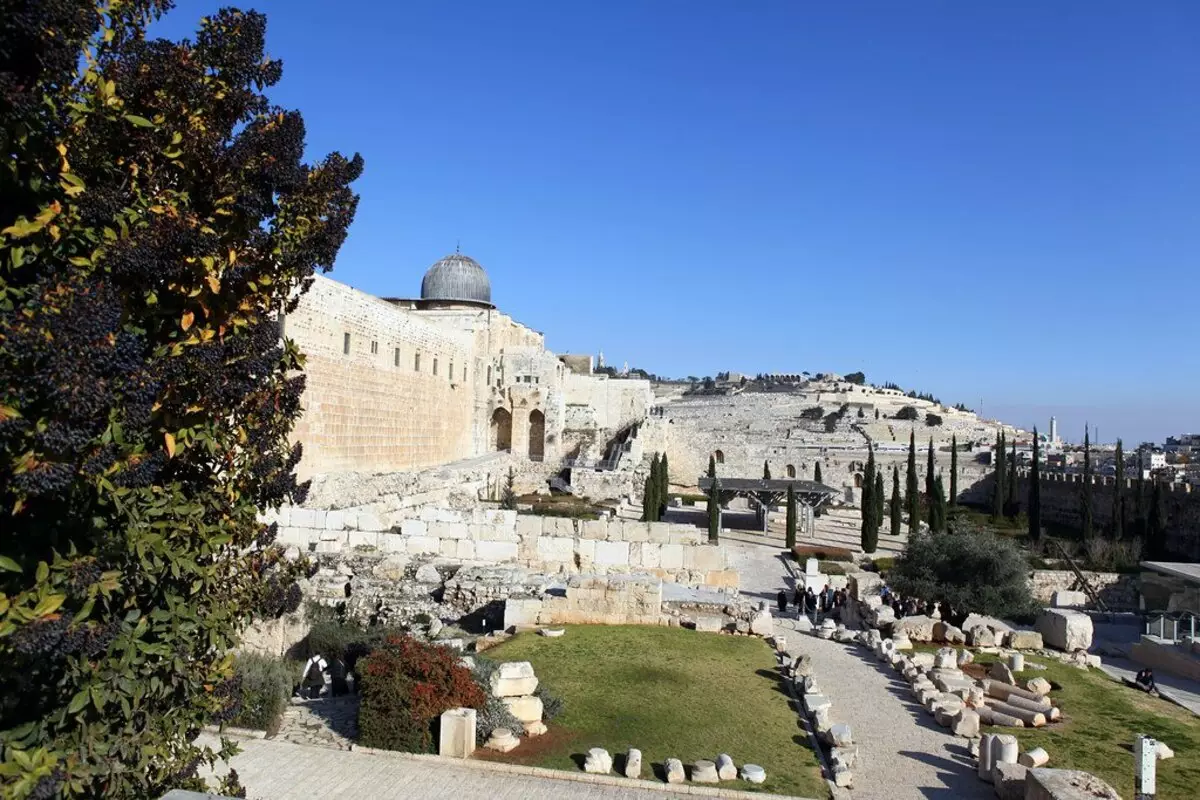 V Jeruzalémě, našel silnici, kterou Pondi Pilate postavený