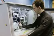 Werknemer van hogere engineering en fysieke school SPBU voert een studie uit op een diffractometer