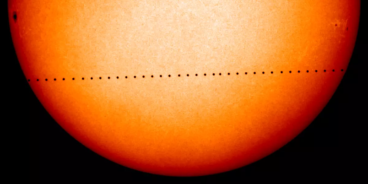 Transito Mercury op die Sun skyf en ander sterrekundige gebeure November