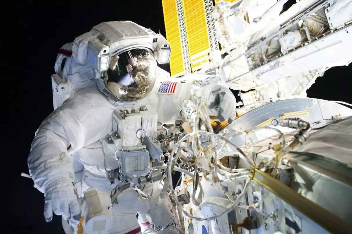 우주 비행사는 ISS에서 장기간 머물기로 인한 시력 문제를 발견했습니다.