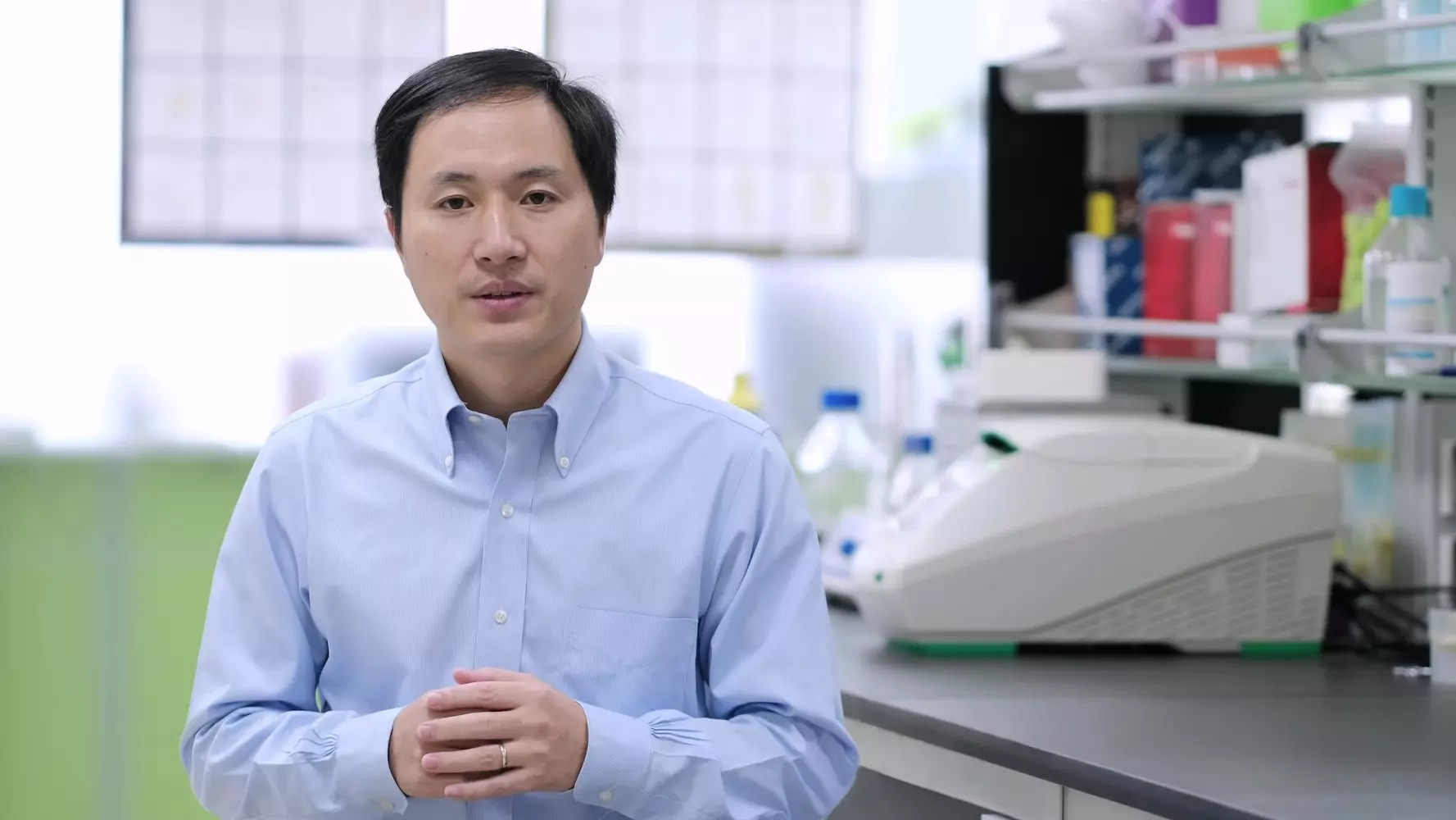 Chinese bioloog ontvang drie jaar in die tronk vir die skepping van die eerste geneties gemodifiseerde kinders
