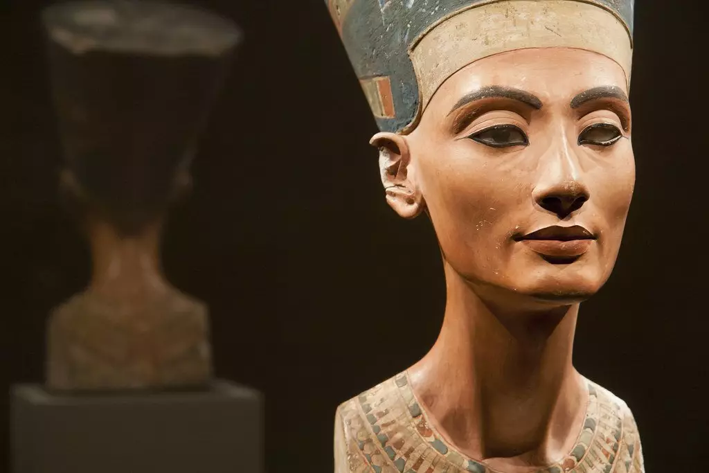 Tutankhamam এবং গোপন রুম: নেফারতিতি সম্ভাব্য সমাধির একটি নতুন গবেষণা