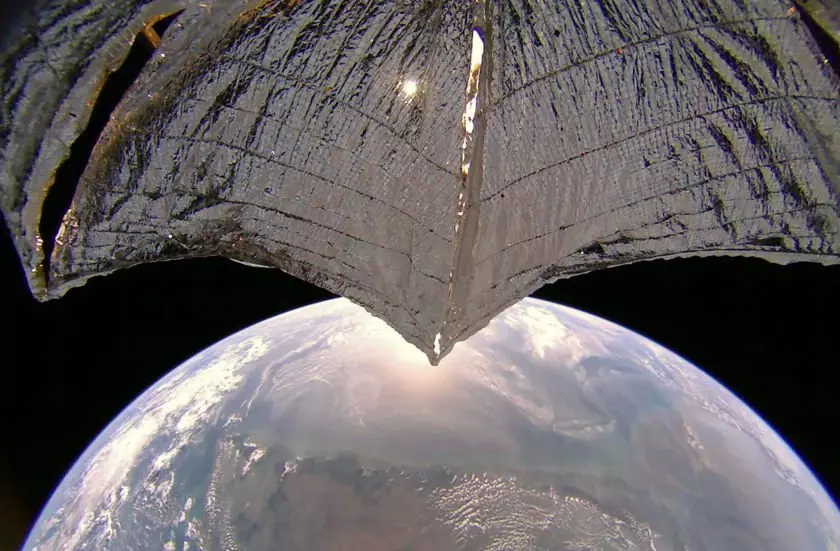 Space perahu layar menghantar beberapa "selfie" terhadap latar belakang bumi