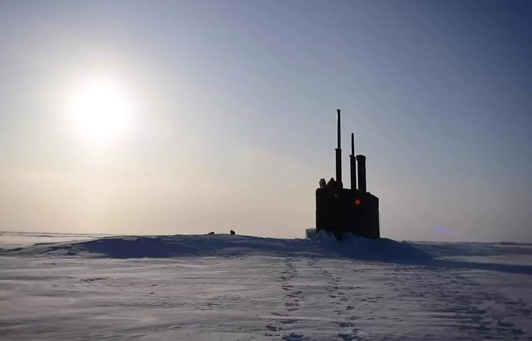 Amerikos povandeninis laivas pertrauka ledo skydą: vaizdo įrašą
