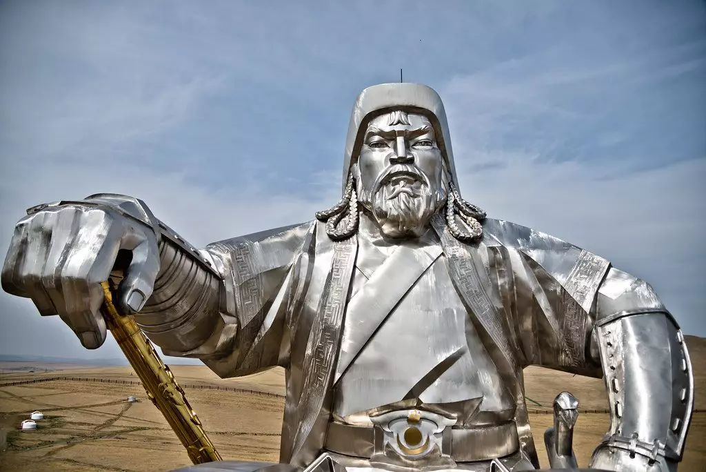 En Kazajstán, encontró mausoleos de la Horda Golden.