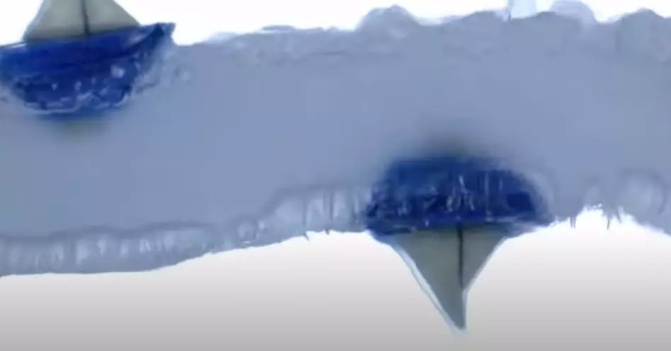 Laiva brauca uz augšu "otrādi" gar zemāko slāni levitating šķidruma: video