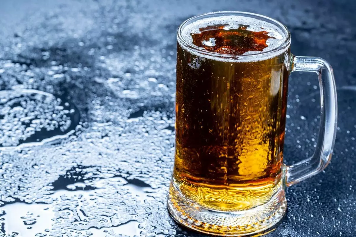 Научници израчунали су колико мехурића у чаши пива