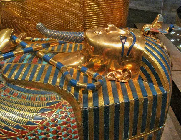 Leagan nua de bhás Tutankhamon: Ionfhabhtú tar éis cosa briste