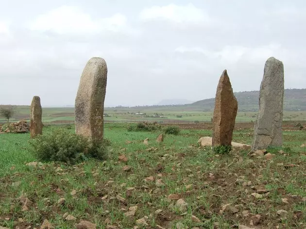 small_steles_near_aksum.jpg.