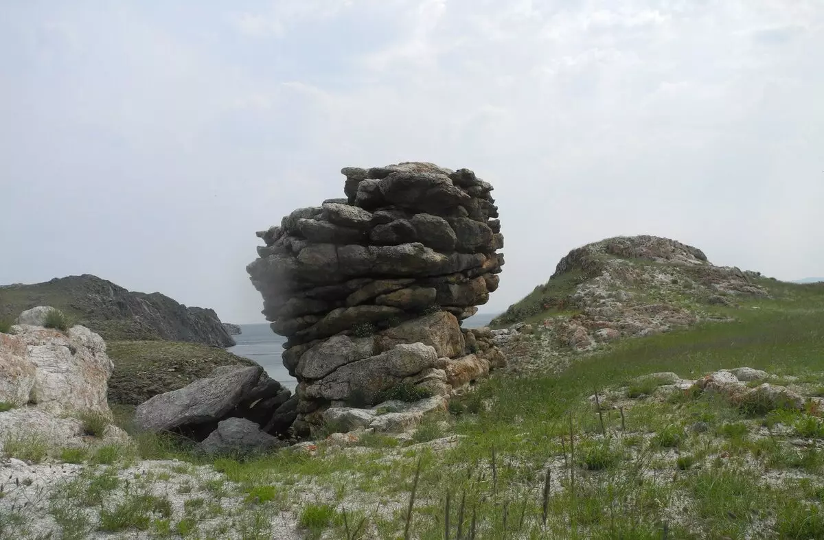 Polels op Baikal gedreig klip piramides gebou deur toeriste