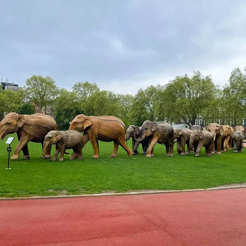 Elefanttien parvi ilmestyi Lontoon keskustassa