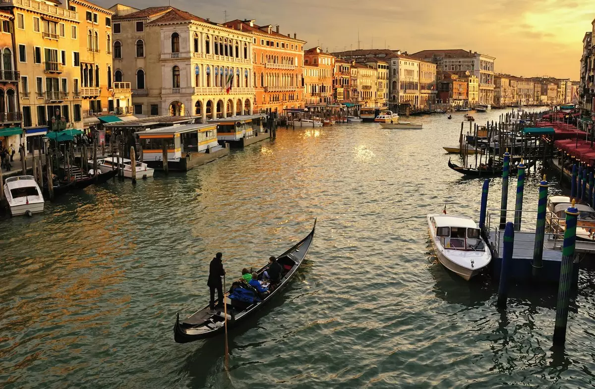 Në Grand Channel në Venedik Sailed Skat: Video