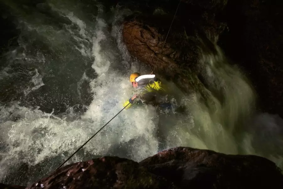 ana River: i lalo o le vaomatua o Peretania New