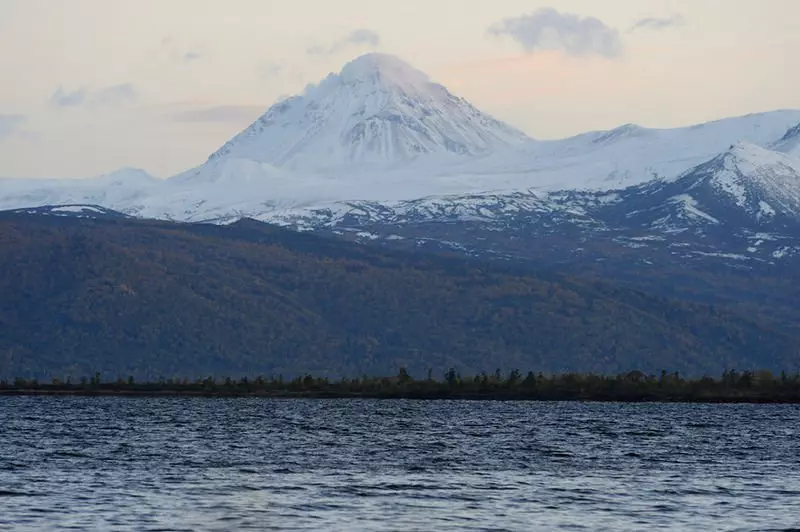 ใน Kamchatka Volcano Kizenimen ถูกเปิดใช้งาน