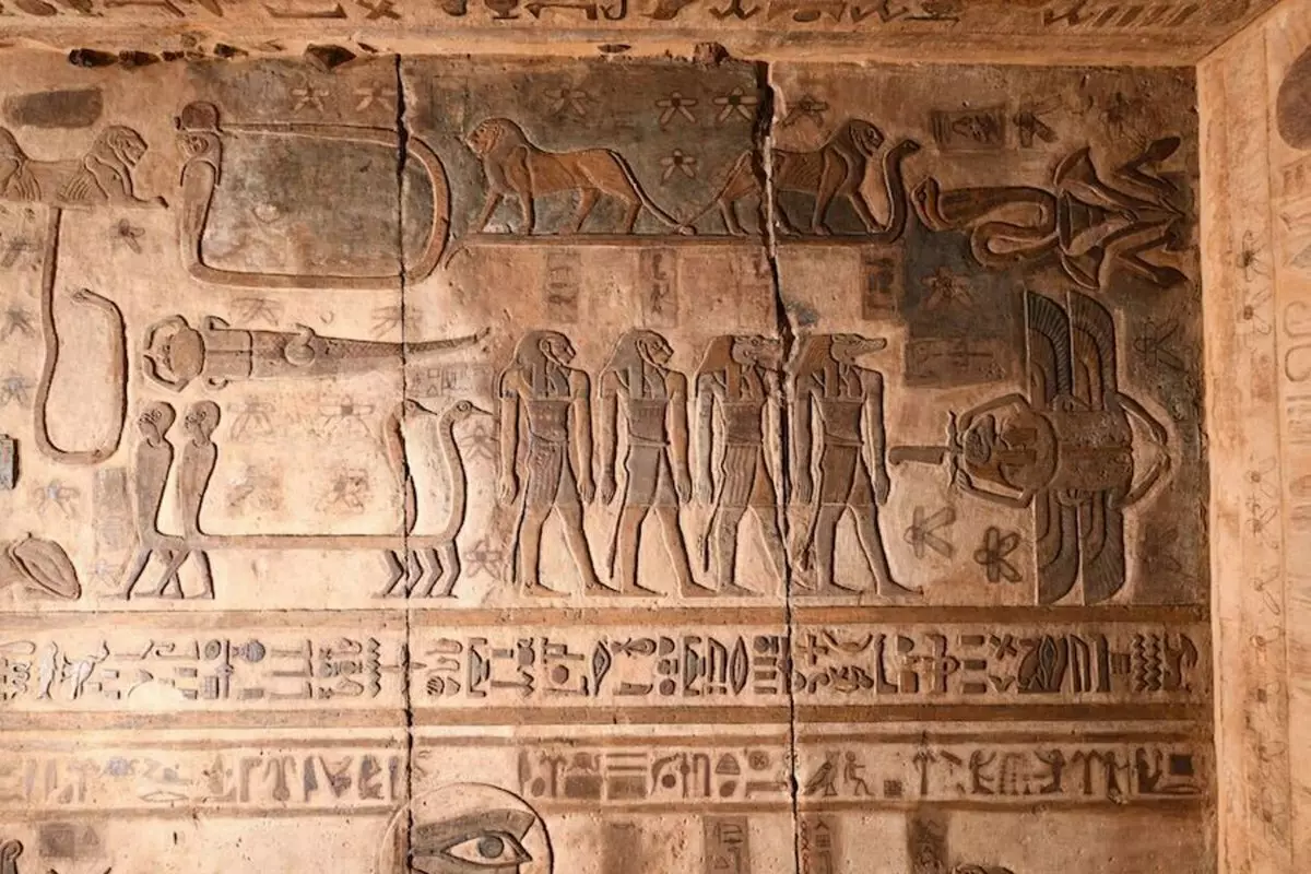 قديم مصري مندر ۾، هڪ افتتاحي ڇت تي تلفظ جو نامعلوم نامعلوم نالا